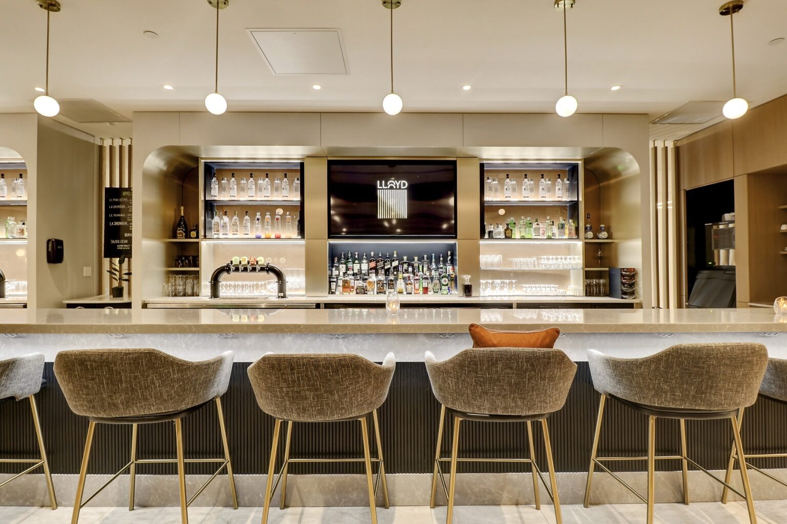 LLOYD | Champagne Happy Hours During High Lights Festival